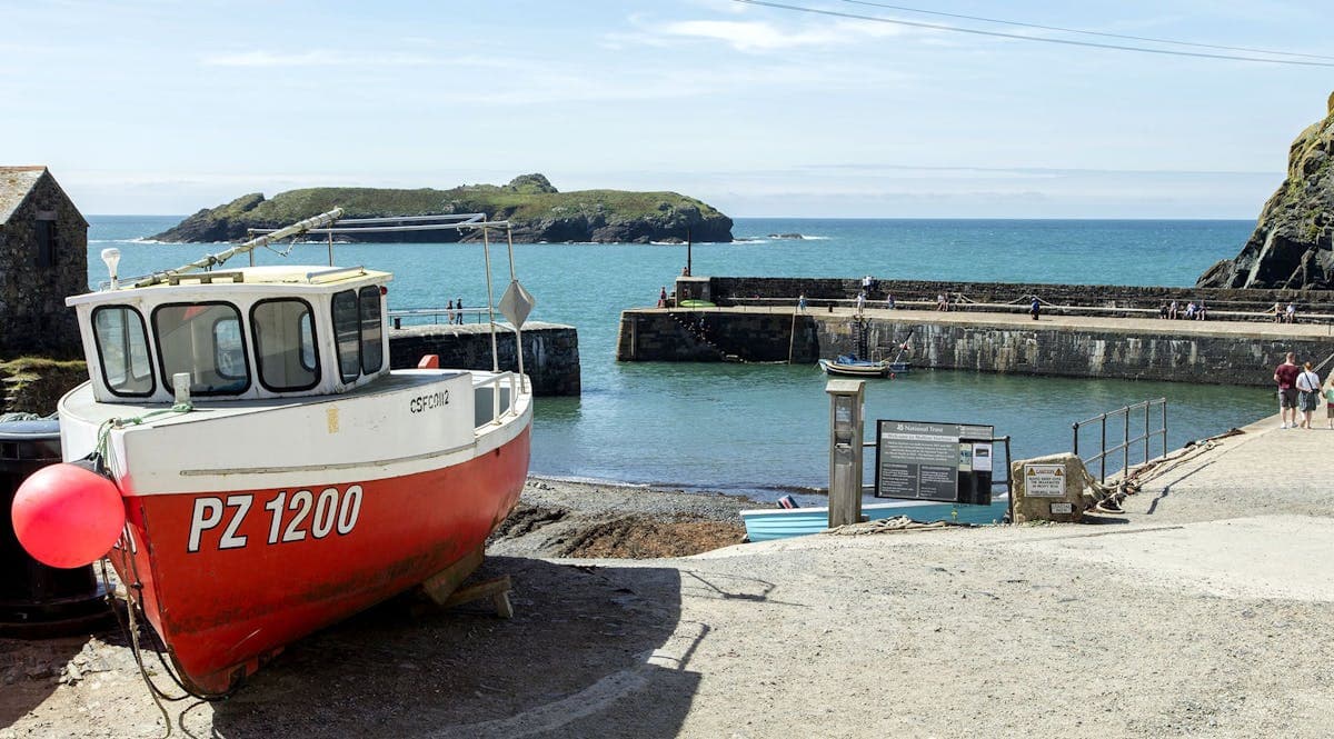 Mullion: Discover Tranquility on Cornwall's Scenic Coastal Retreat